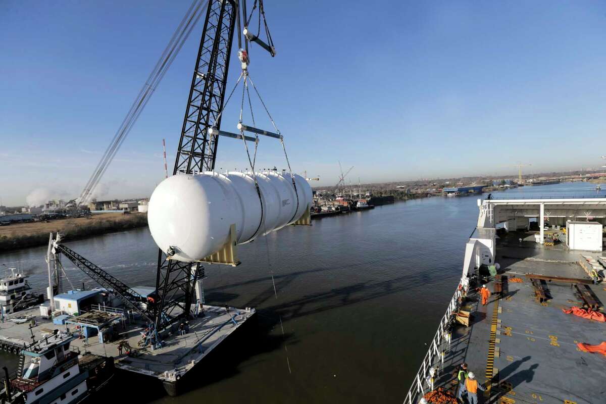 Port Houston's heavy lift: 294-ton tank headed down intracoastal waterway
