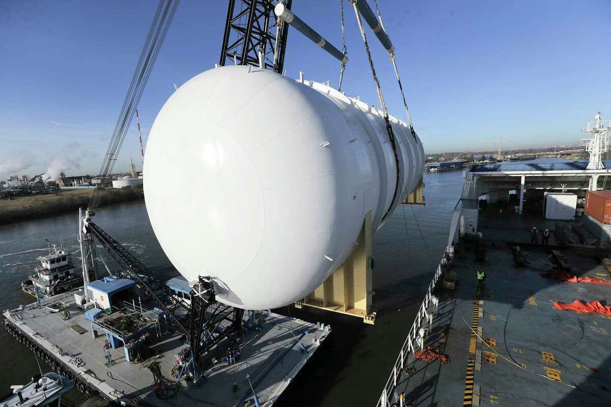 Port Houston's heavy lift: 294-ton tank headed down intracoastal waterway