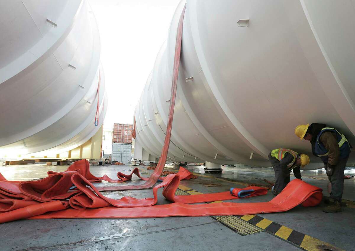 Port Houston's heavy lift: 294-ton tank headed down intracoastal waterway