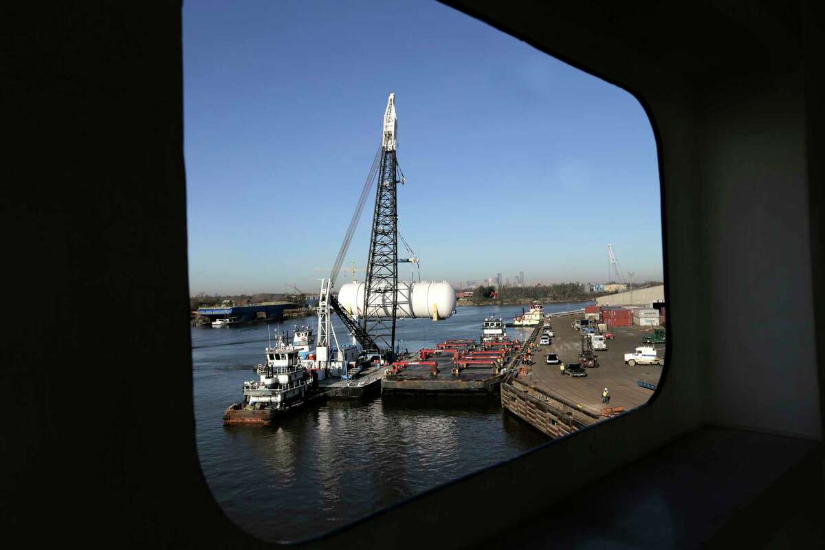 Port Houston's heavy lift: 294-ton tank headed down intracoastal waterway