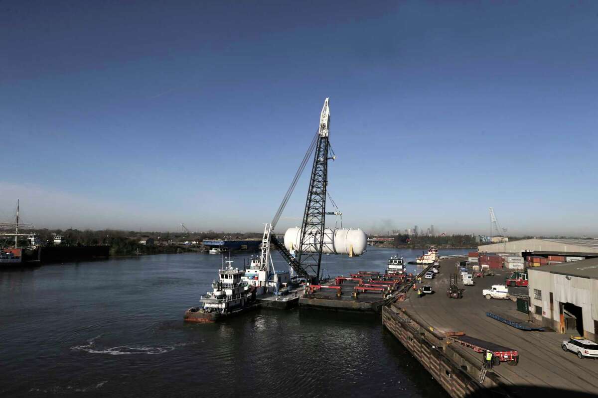 Port Houston's heavy lift: 294-ton tank headed down intracoastal waterway