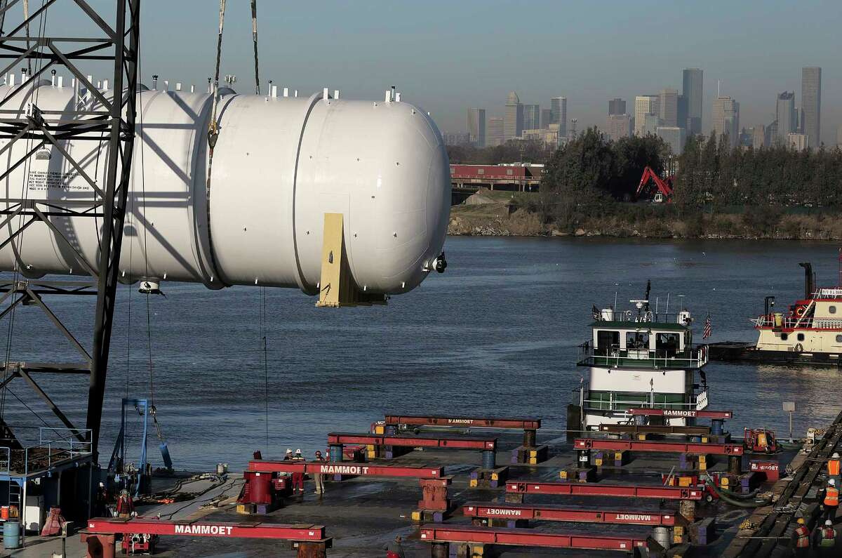 Port Houston's heavy lift: 294-ton tank headed down intracoastal waterway