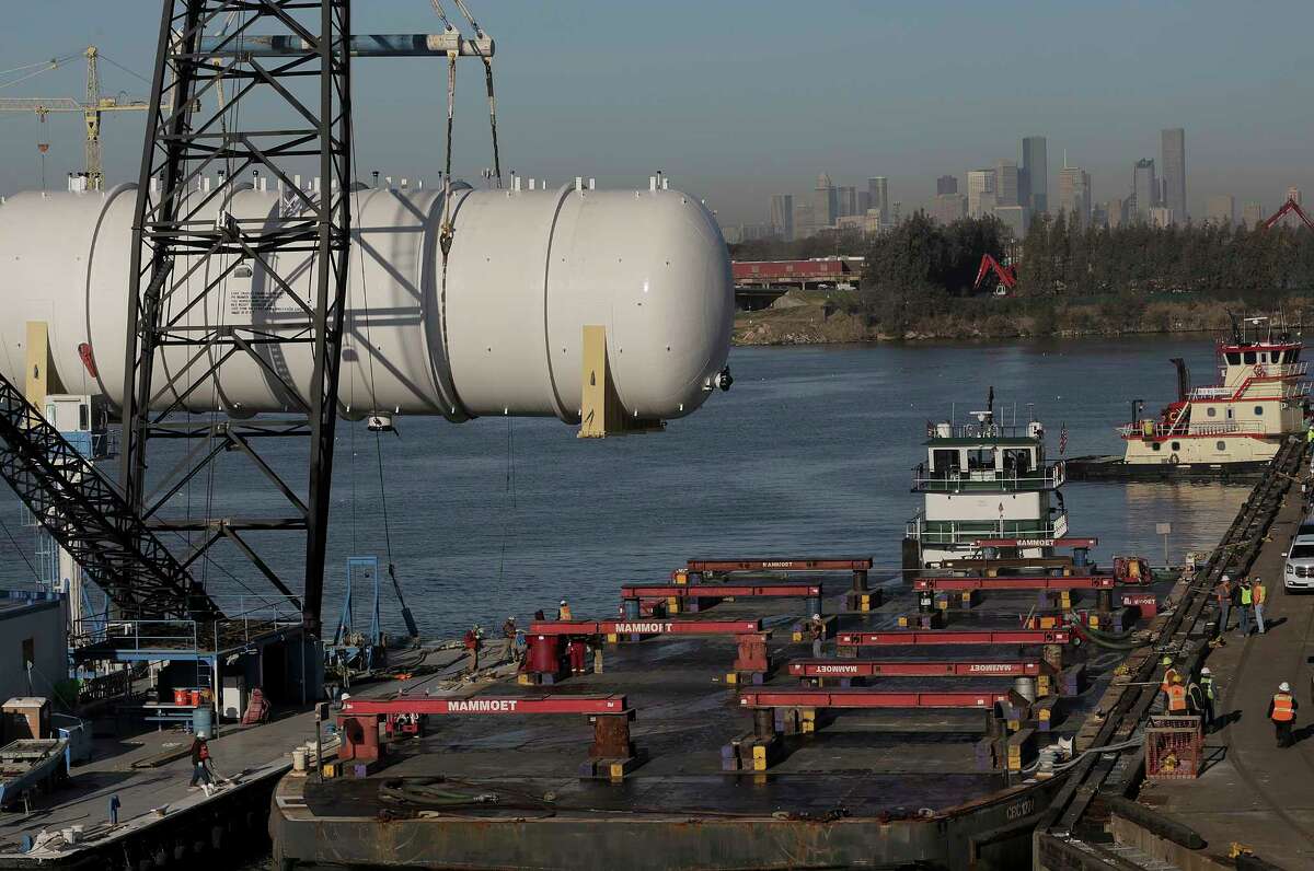 Port Houston's heavy lift: 294-ton tank headed down intracoastal waterway