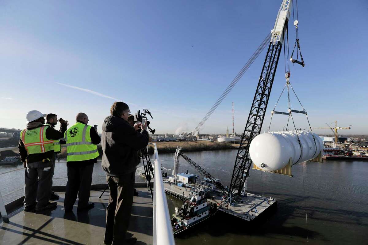 Port Houston's heavy lift: 294-ton tank headed down intracoastal waterway