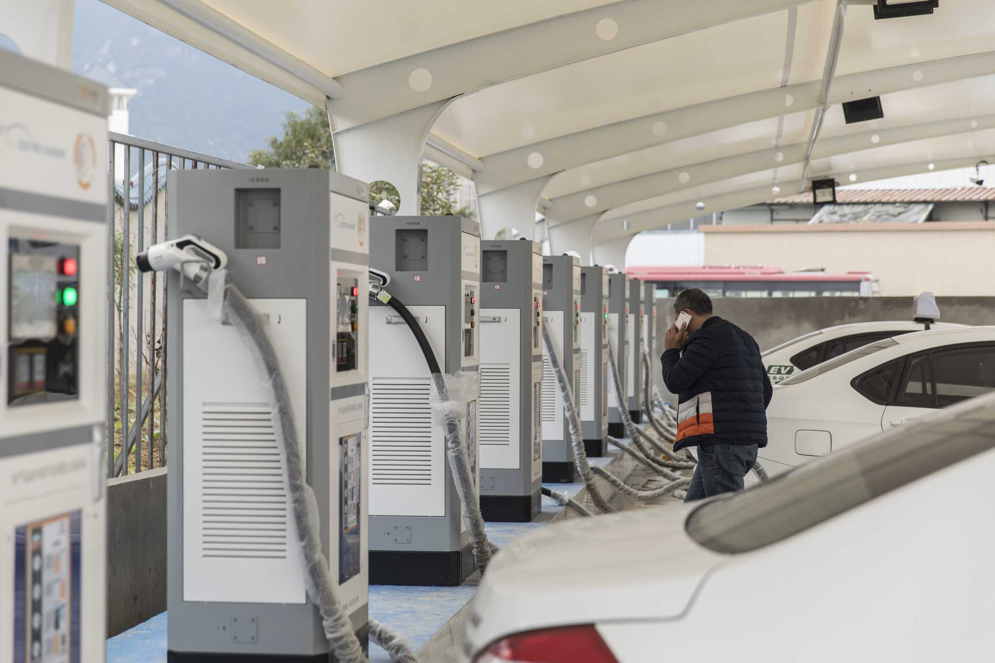 China oil use seen peaking in 2025 as EVs and rail take over