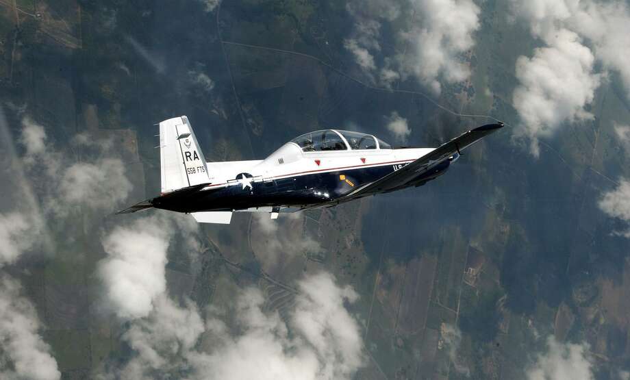 Air Force’s mainstay T-6A trainers grounded over pilot safety concerns ...