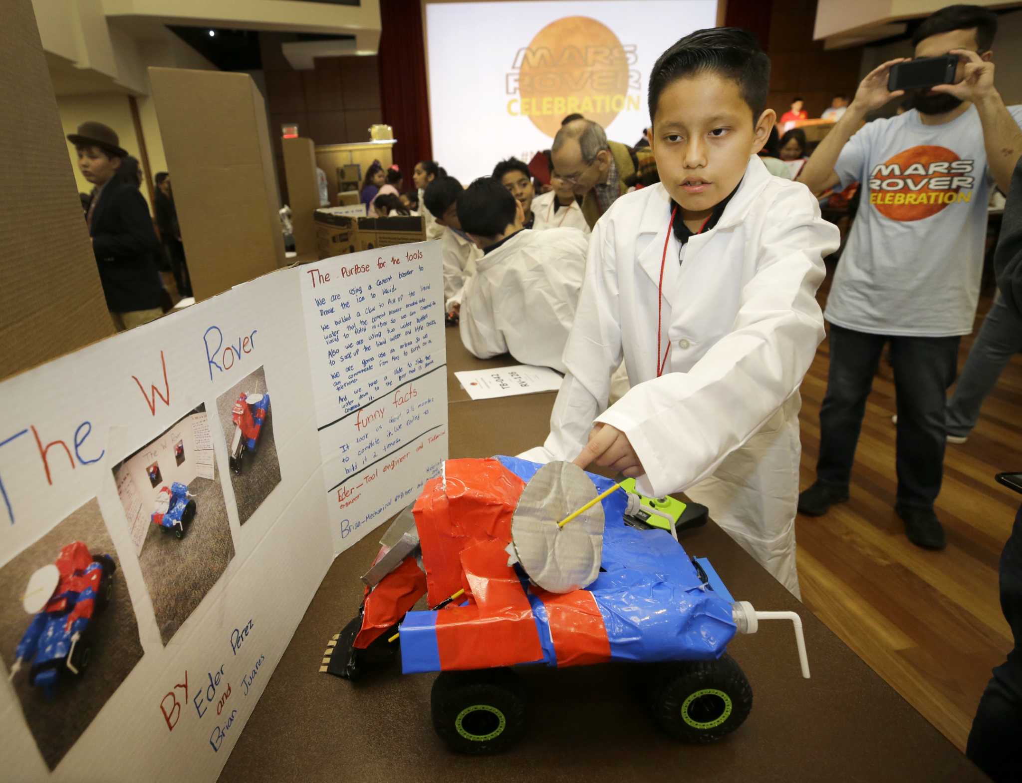 College STEM researchers in Houston learn to write, talk like non-experts
