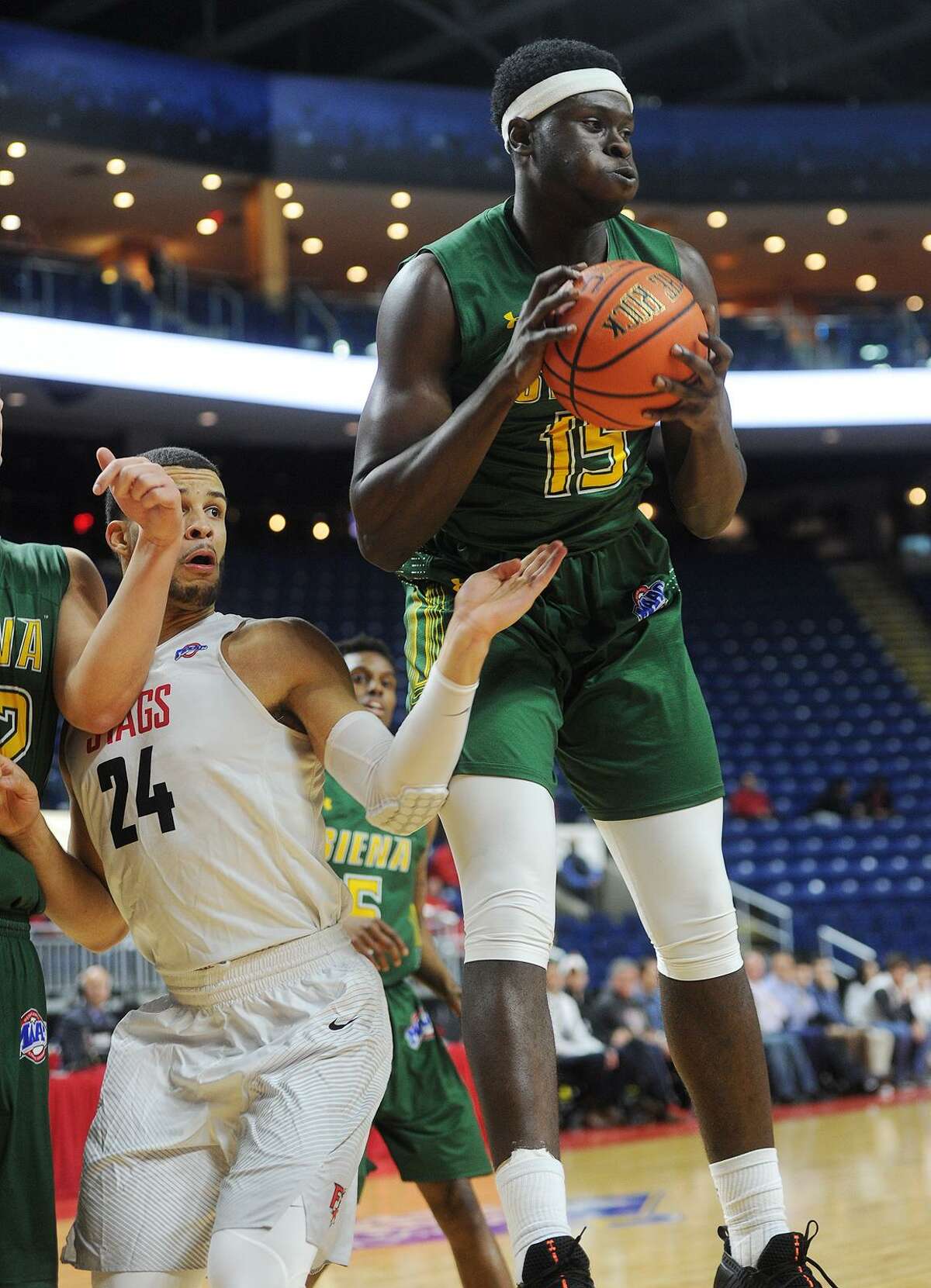 Fairfield men topple Siena