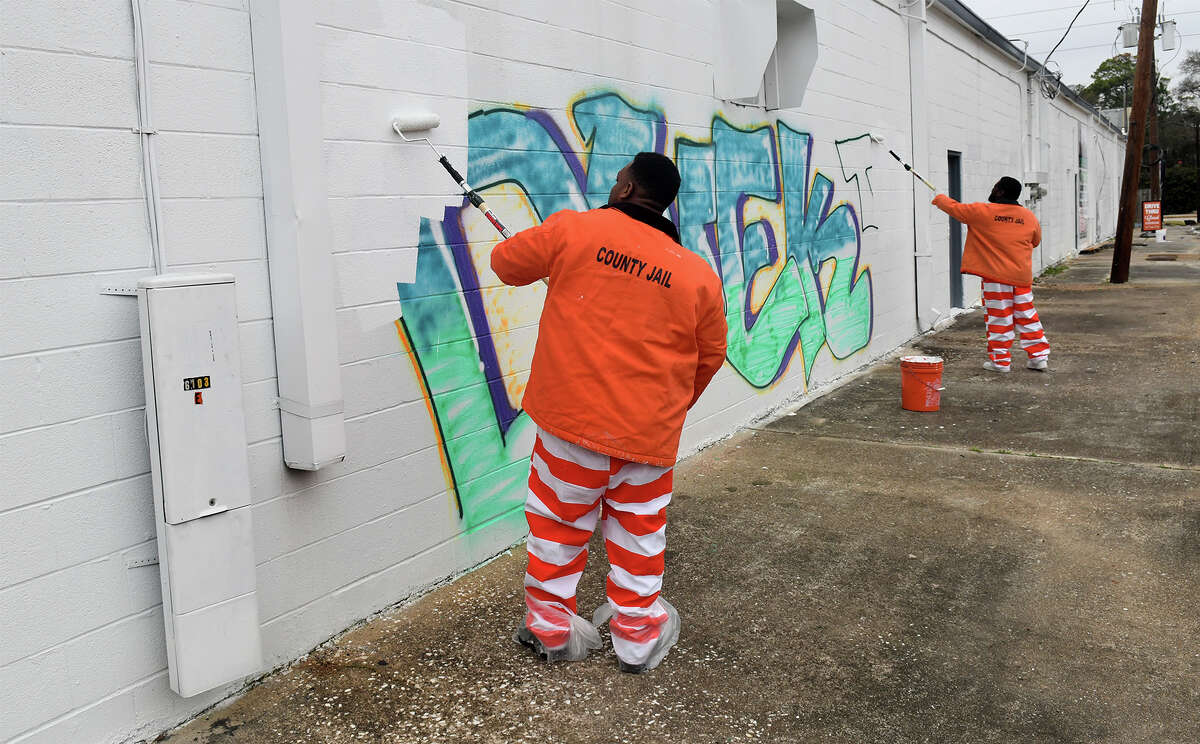 Harris County inmates help remove graffiti through sheriff's office program