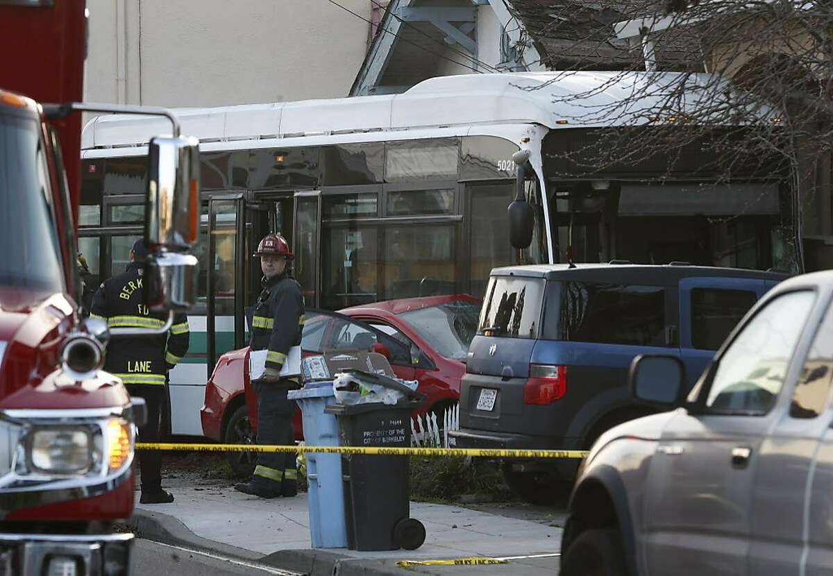 AC Transit bus crash leaves 1 dead, damages Berkeley home