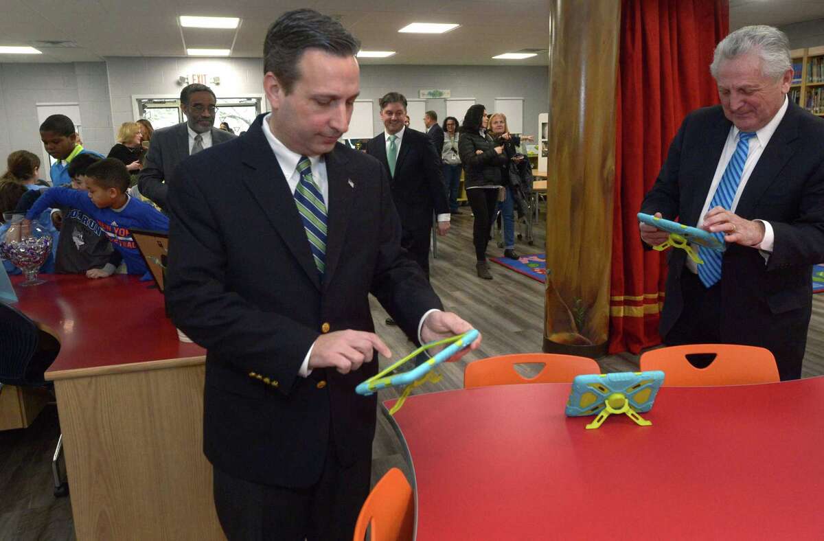 Fox Run Elementary School transforms library for the digital age