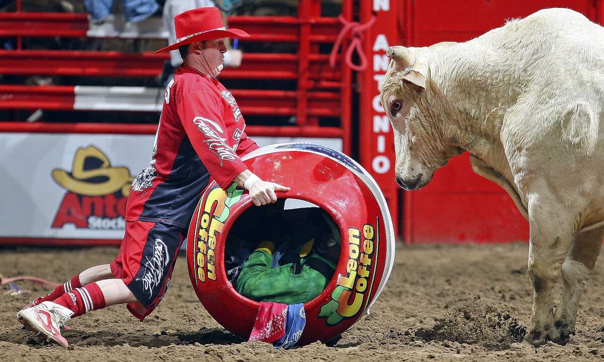 Veteran barrelman makes himself a target for roaring bulls