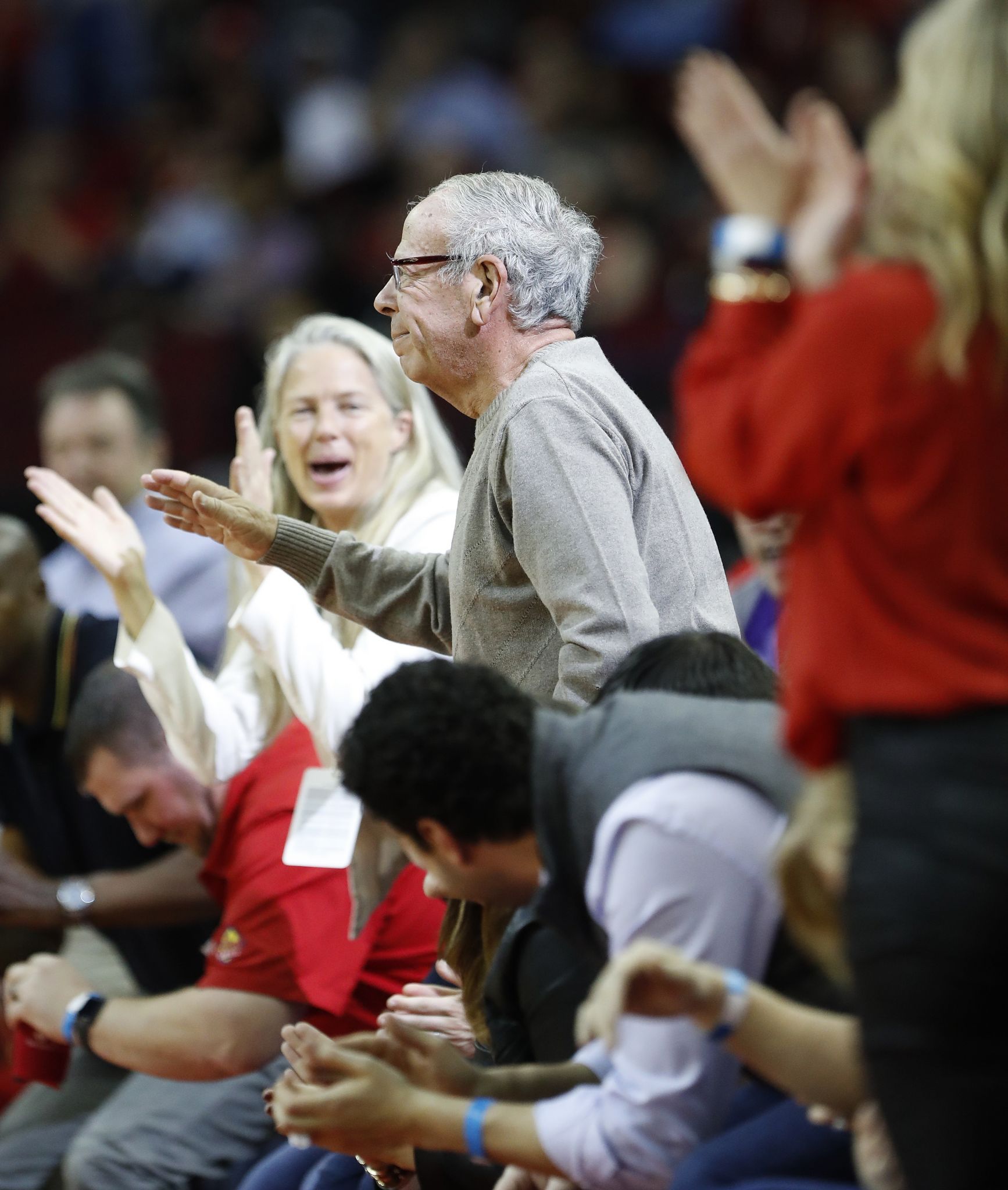 Former Rockets owner Leslie Alexander given standing ovation at Toyota ...