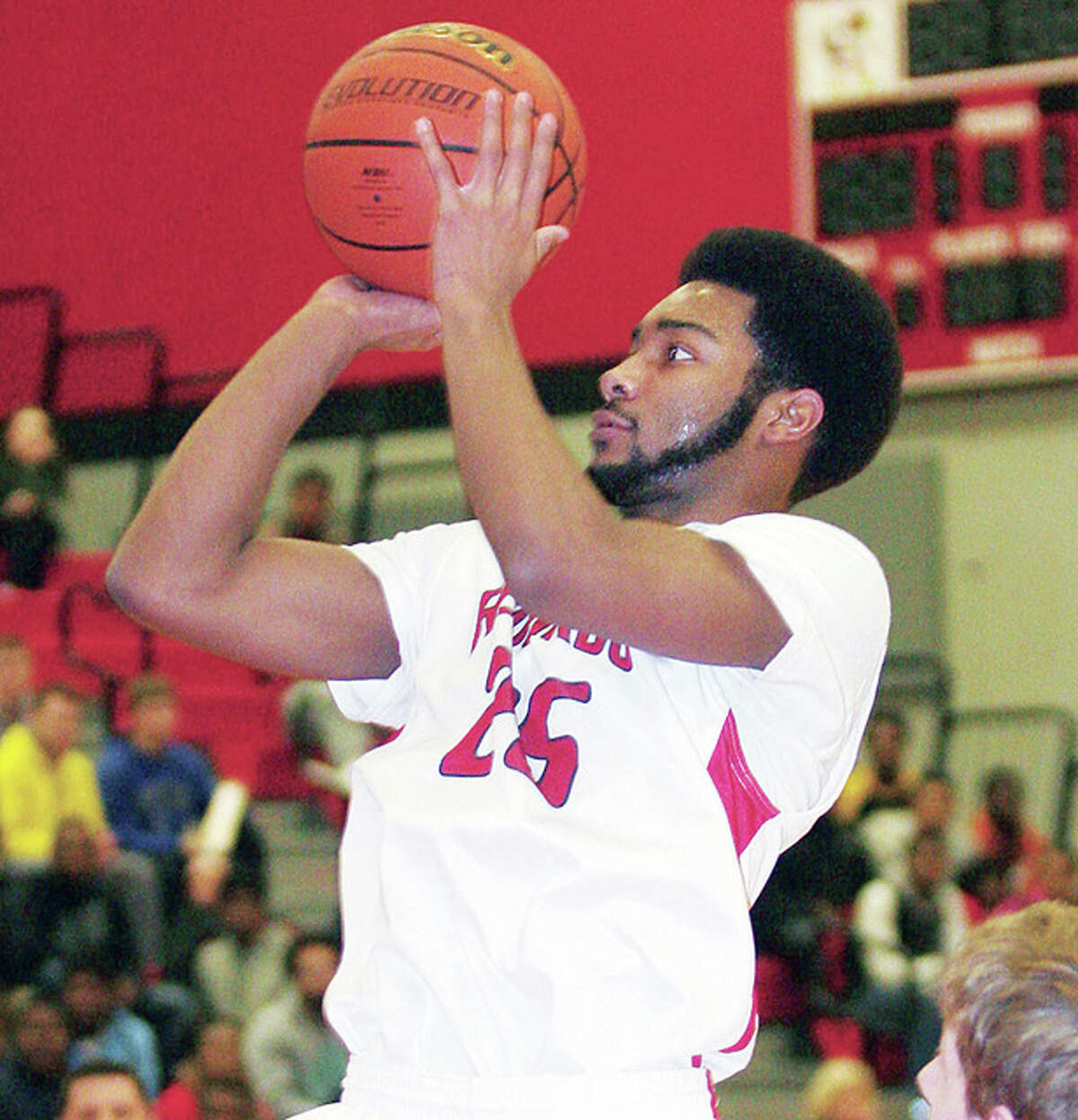 ALTON 4A REGIONAL: Alton tops Glenwood 46-45 on Edwards’ buzzer-beater