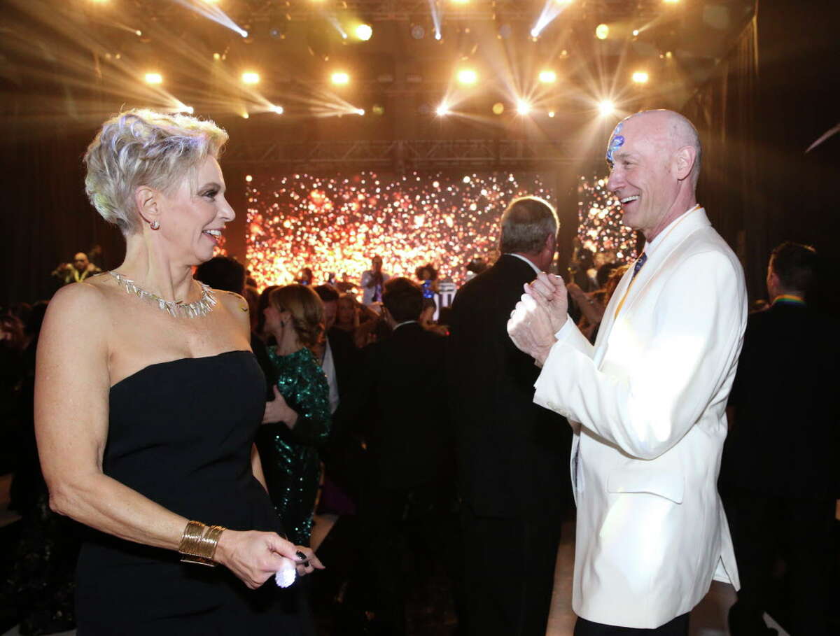 Surprise Blondie performance wows San Luis Salute's "Hollywood Dinner ...