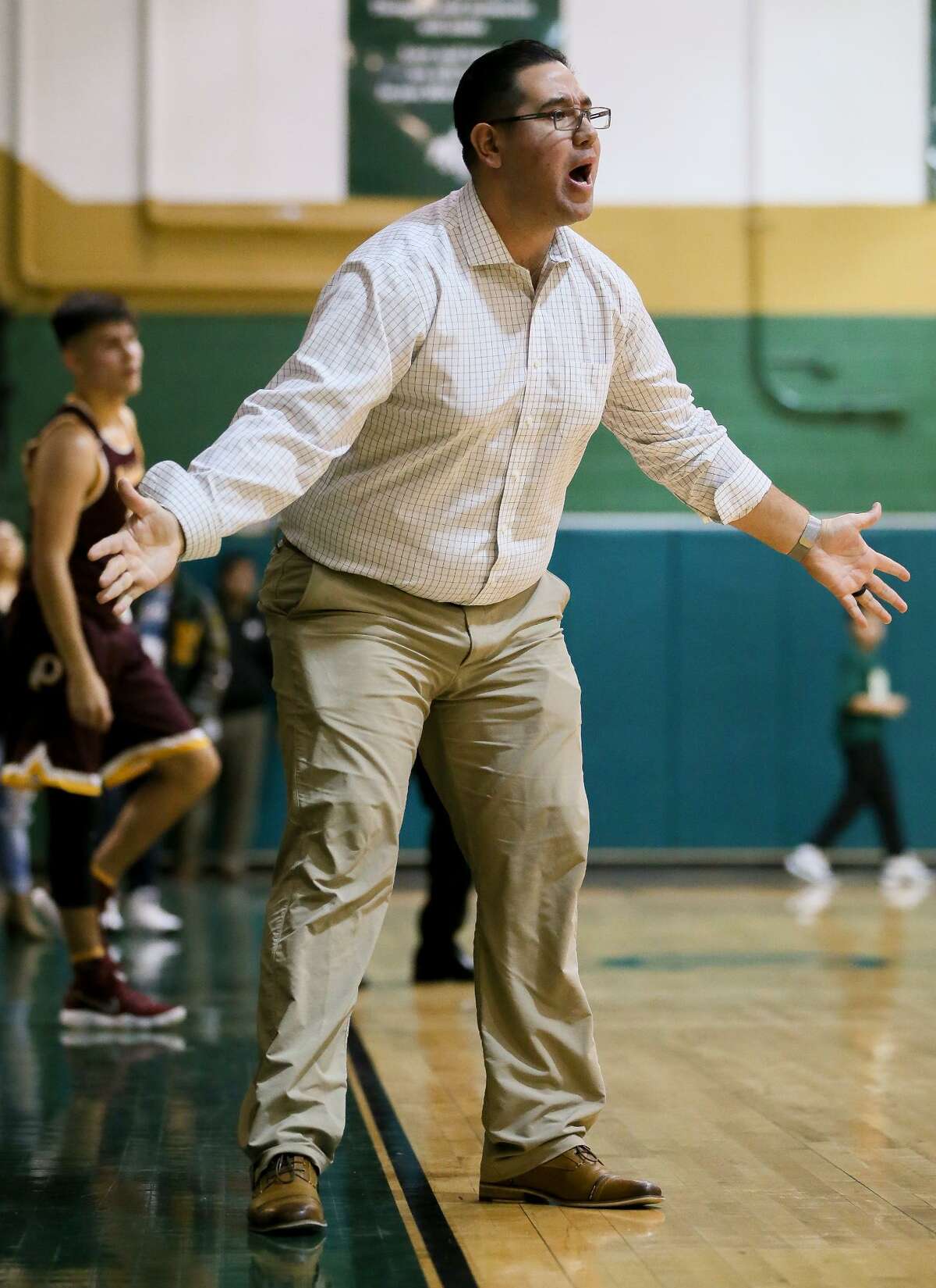 Ramon shakes off injury, sparks Harlandale past McCollum