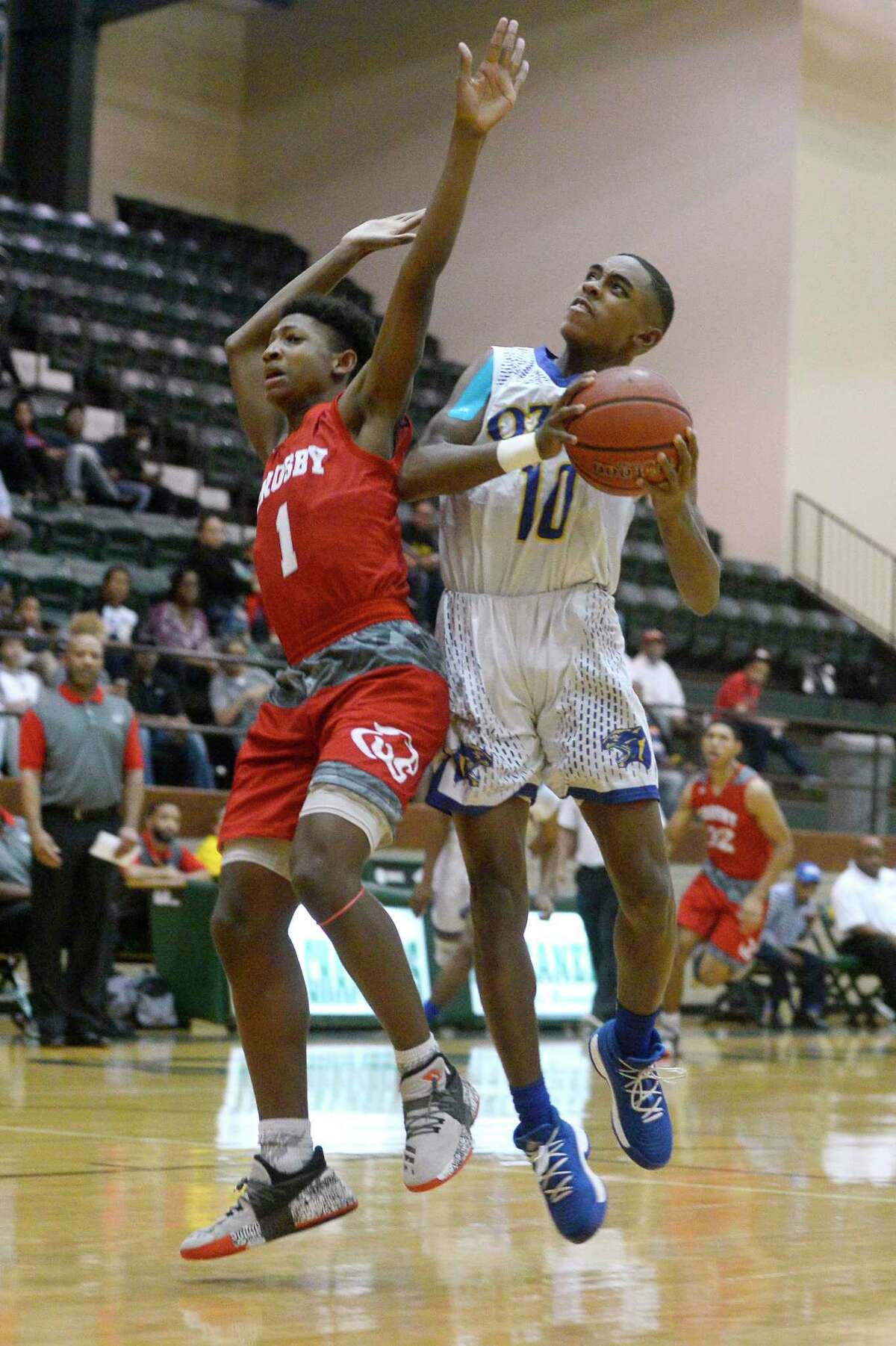 Ozen boys basketball rallies, holds off Crosby