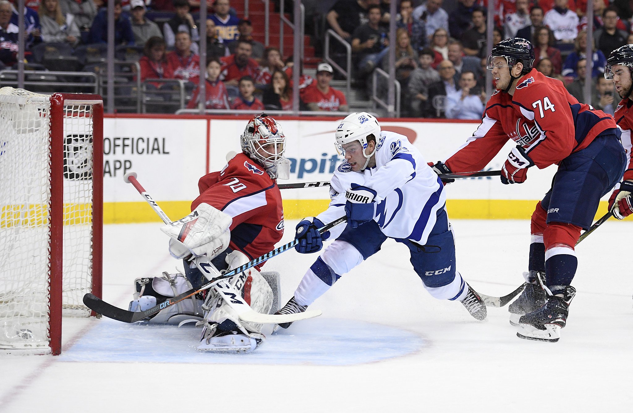 Brayden Point scores 2 goals to help Lightning beat Capitals 4-2