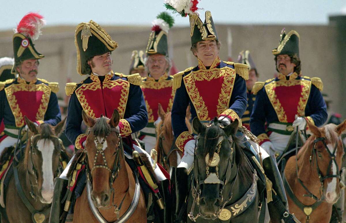 Santa Anna tries to split Alamo