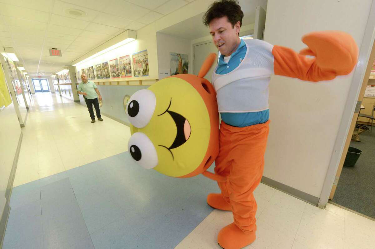 Swimming school at former Norwalk banquet hall caters to kids