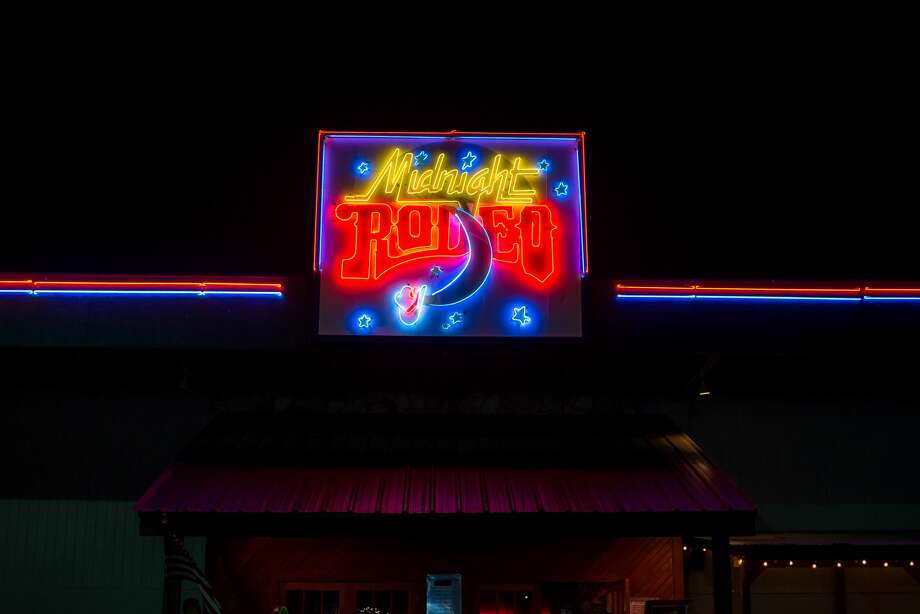 Photos: Midnight Rodeo crowd was ready for dancing - mySA