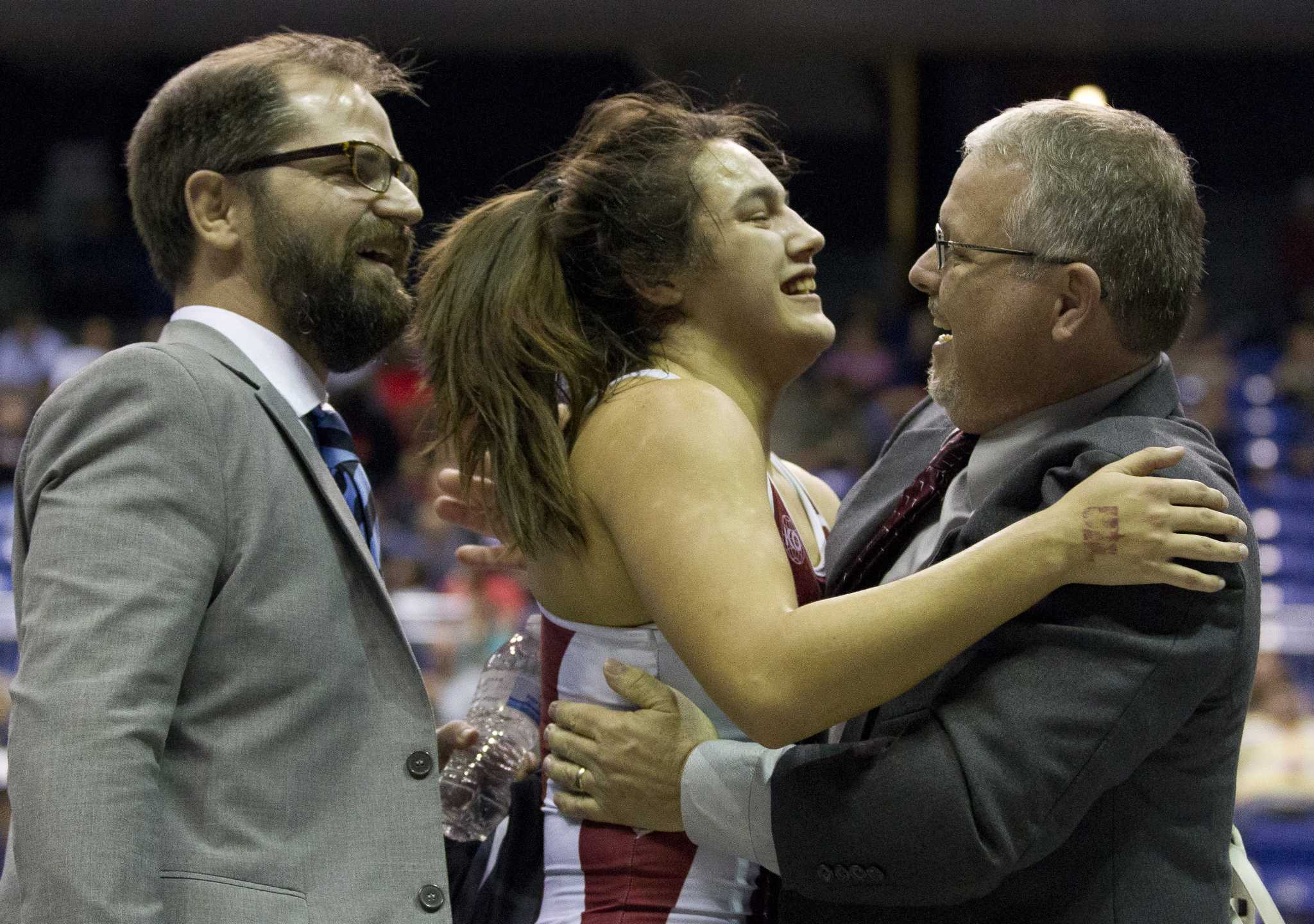 De Leon, Holloway, Manibog win state titles