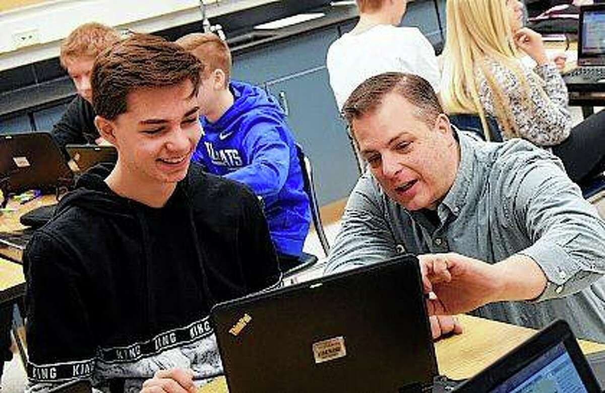 Teacher uses storytelling to share science