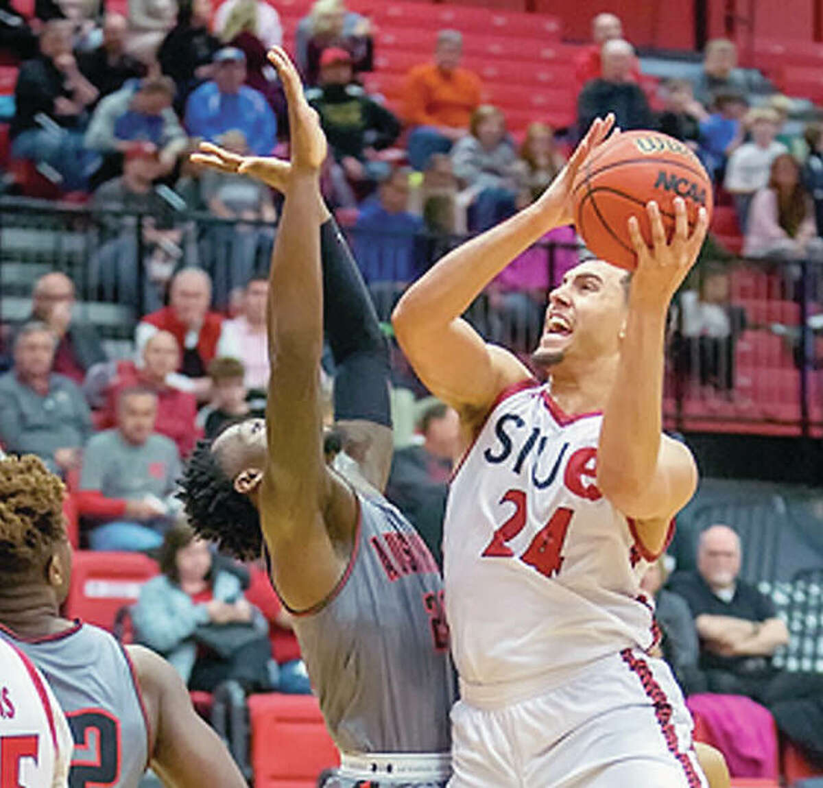 COLLEGE BASKETBALL: Henry passes 1,000-point mark, but Cougars fall to ...