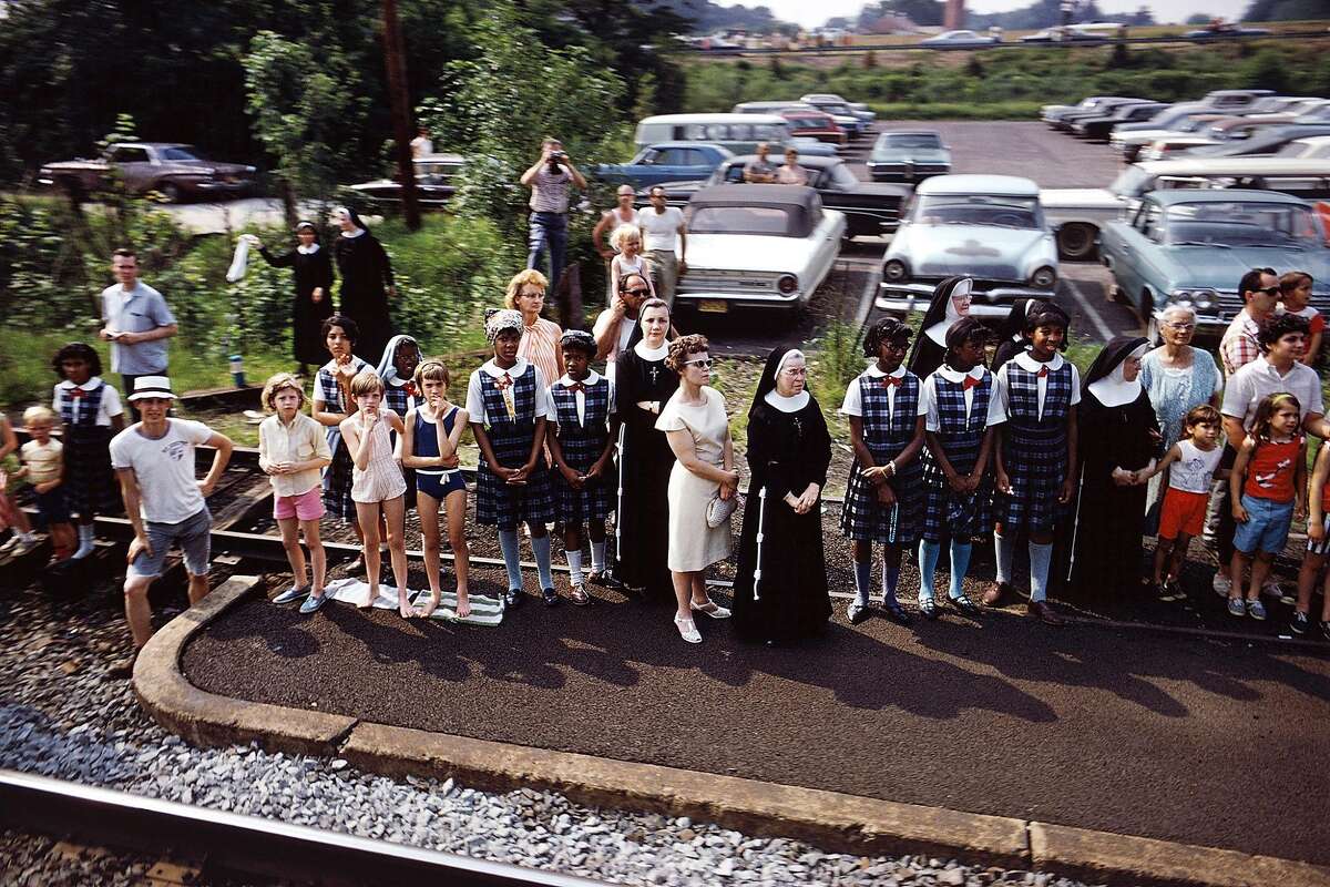 Window on grief from RFK funeral train: Images of mourning masses at ...