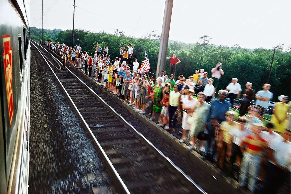 Window on grief from RFK funeral train: Images of mourning masses at ...