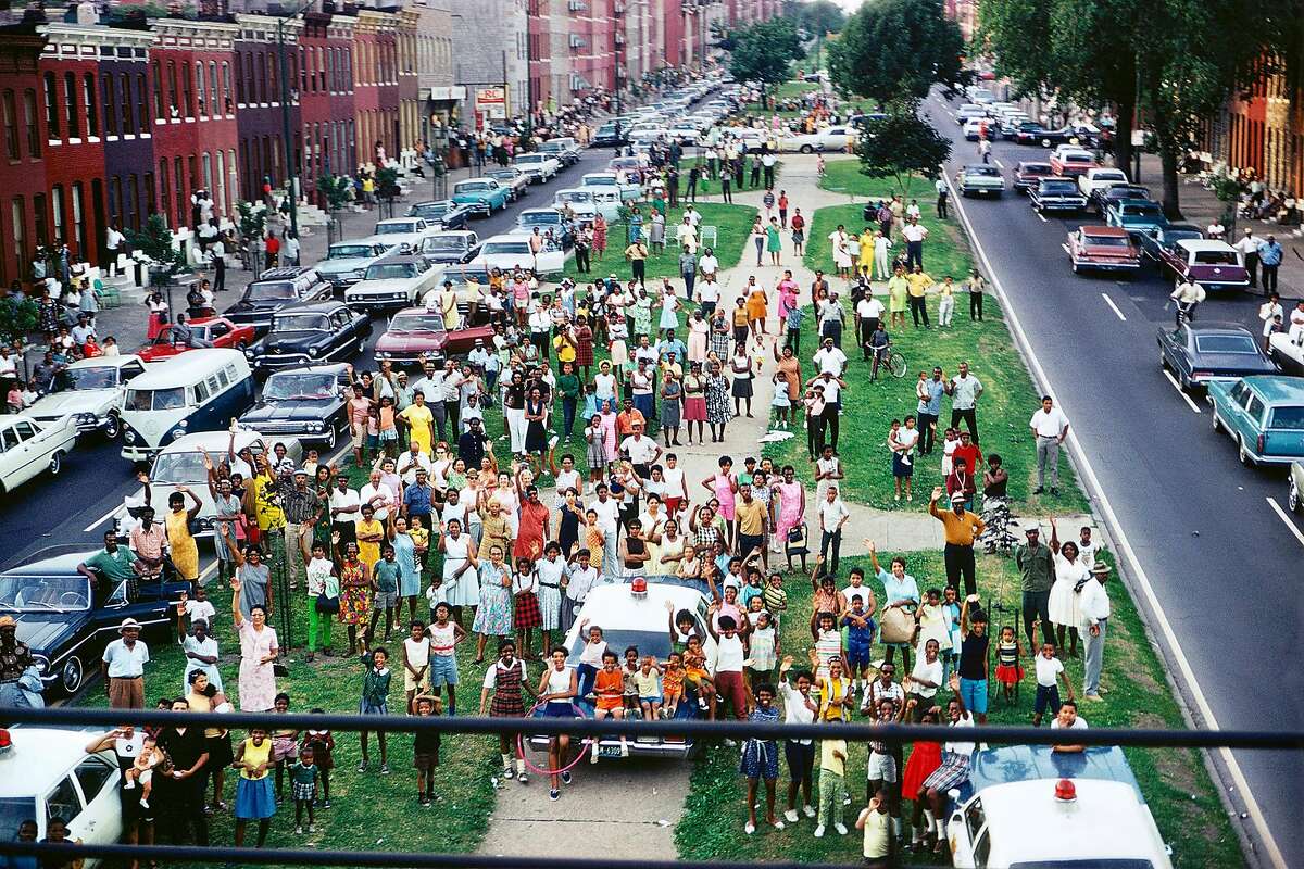 Window on grief from RFK funeral train: Images of mourning masses at ...