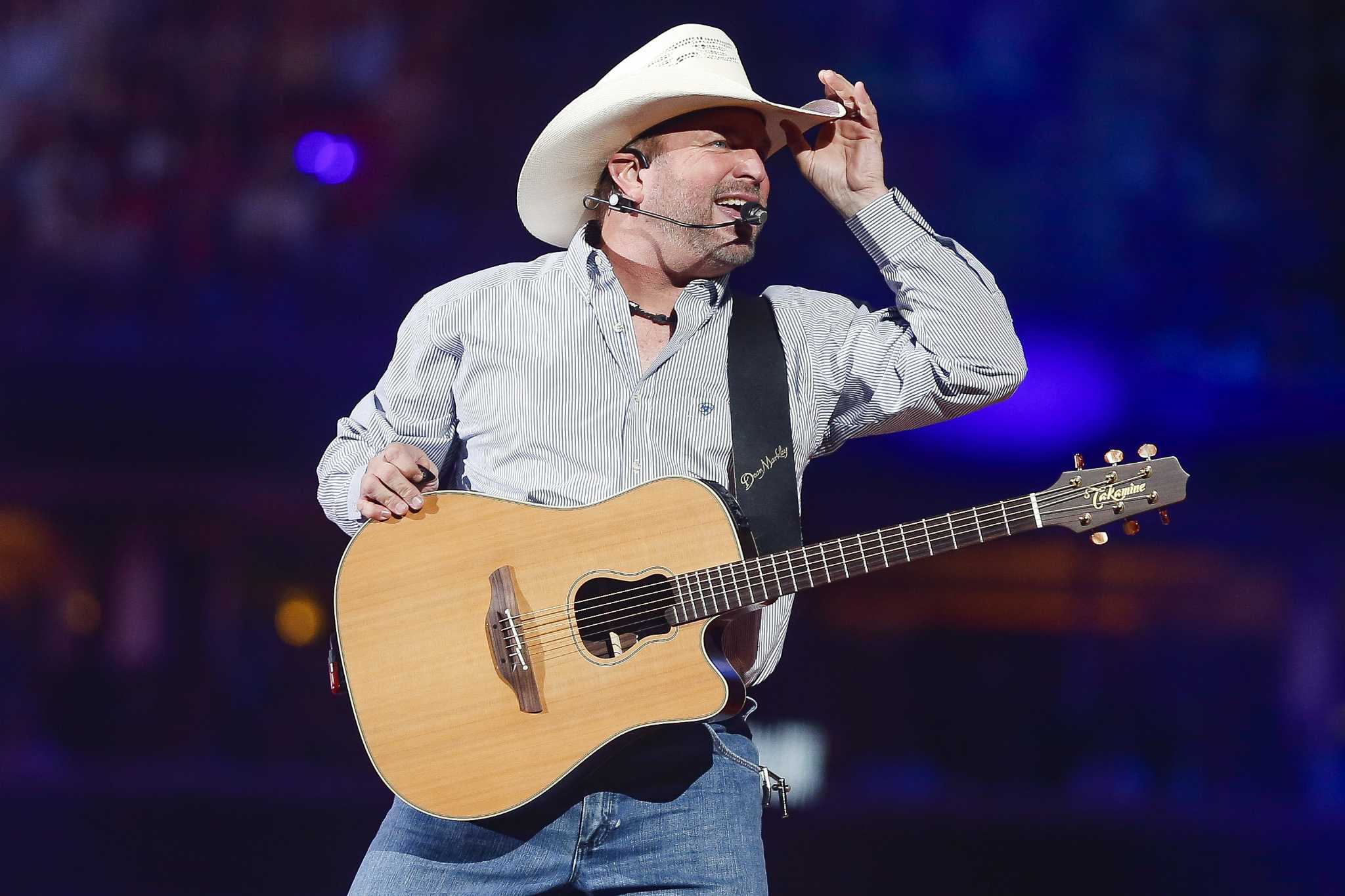 Garth Brooks gets emotional, covers George Strait at RodeoHouston kickoff