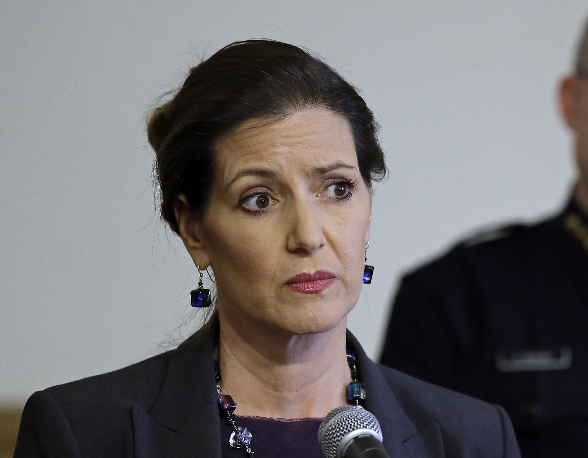 War of words: ICE compares Schaaf to ‘gang lookout’; Schaaf decries ...