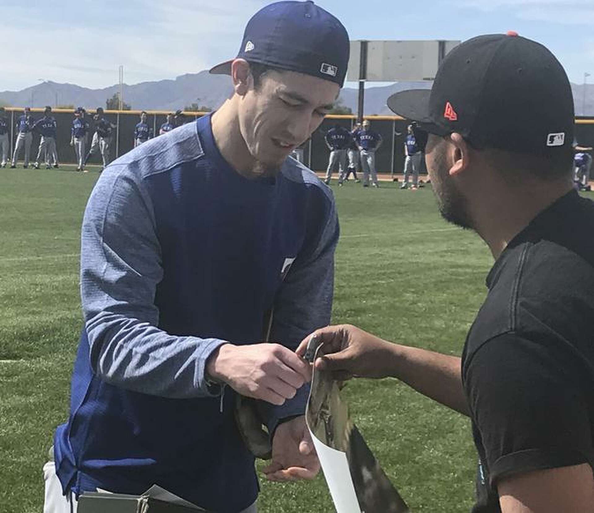 Tim Lincecum joins Rangers with new contract, heavy heart