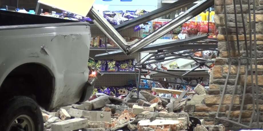 Heights convenience store damaged in smash-and-grab - Houston Chronicle