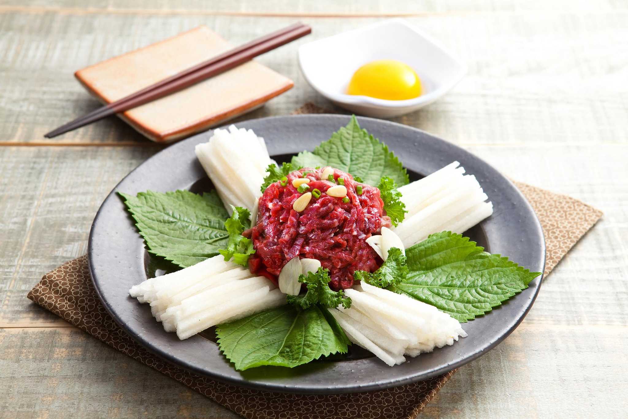 Recipe: Yukhoe (Korean steak tartare)