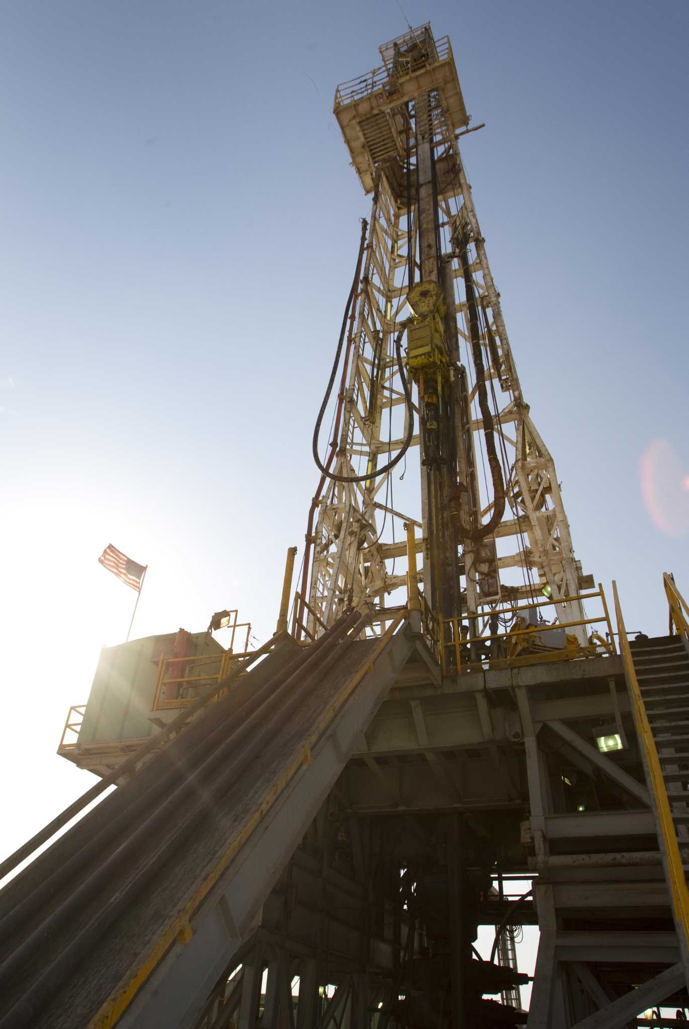 Texas rig counts ticks up amid oil price slide