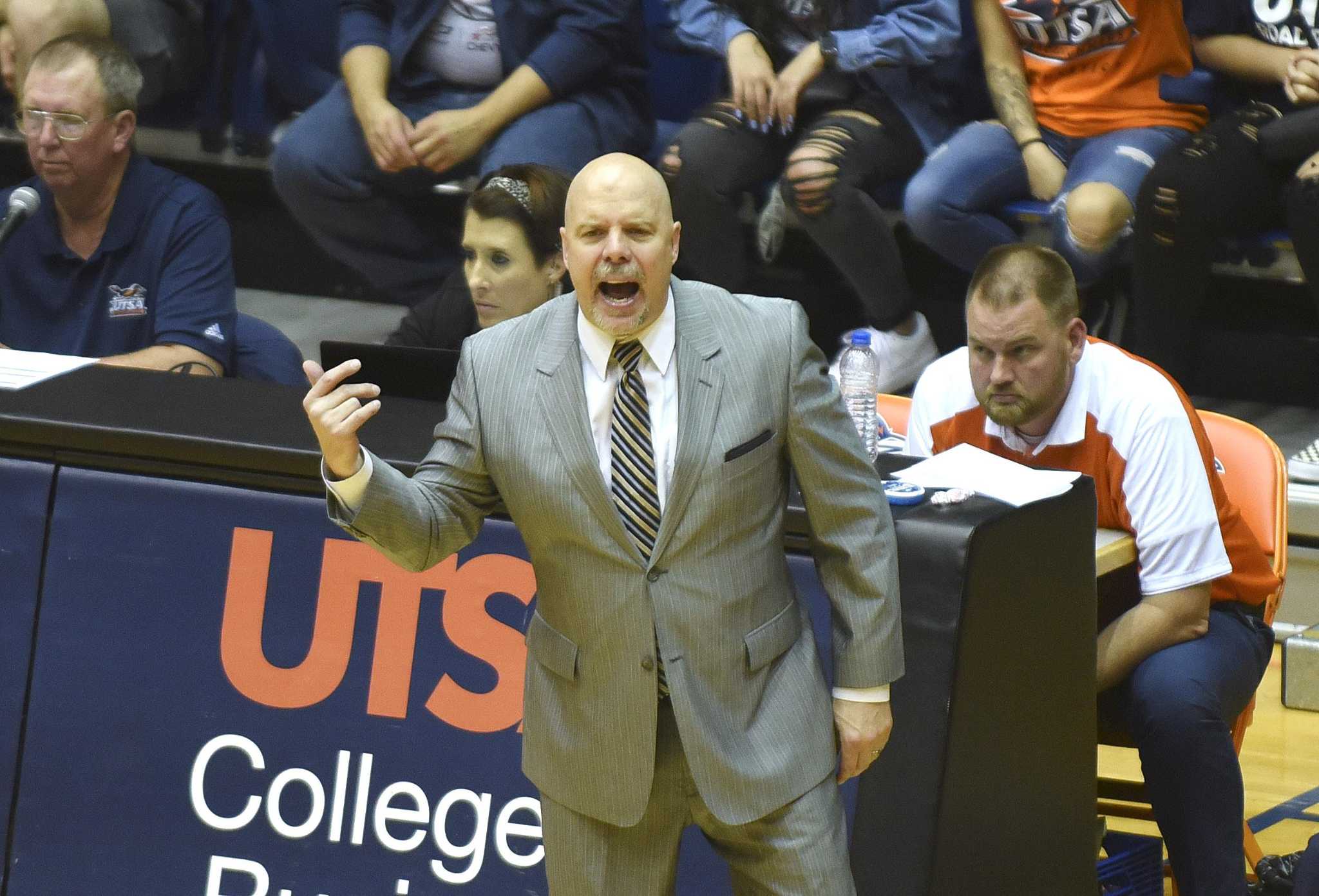 UTSA extends coach Steve Henson through 2023-24 season