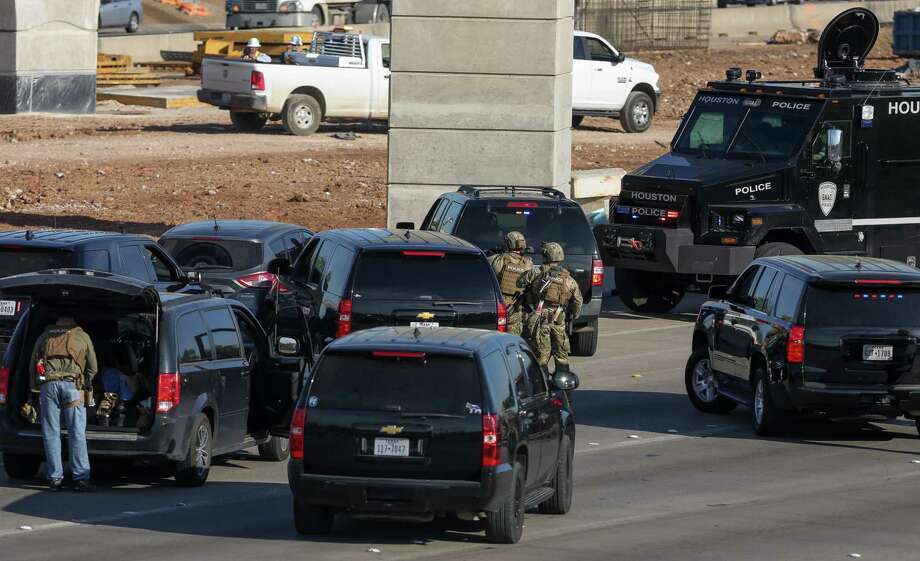 Police force car off road to end hourlong chase - Houston Chronicle