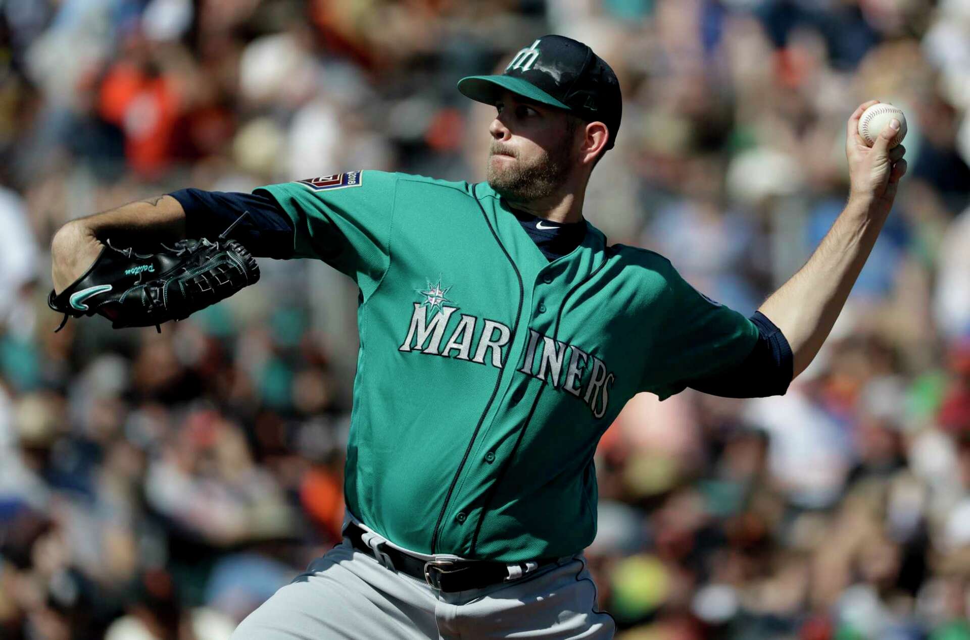 Watch: The eagle has landed...on Mariners' James Paxton