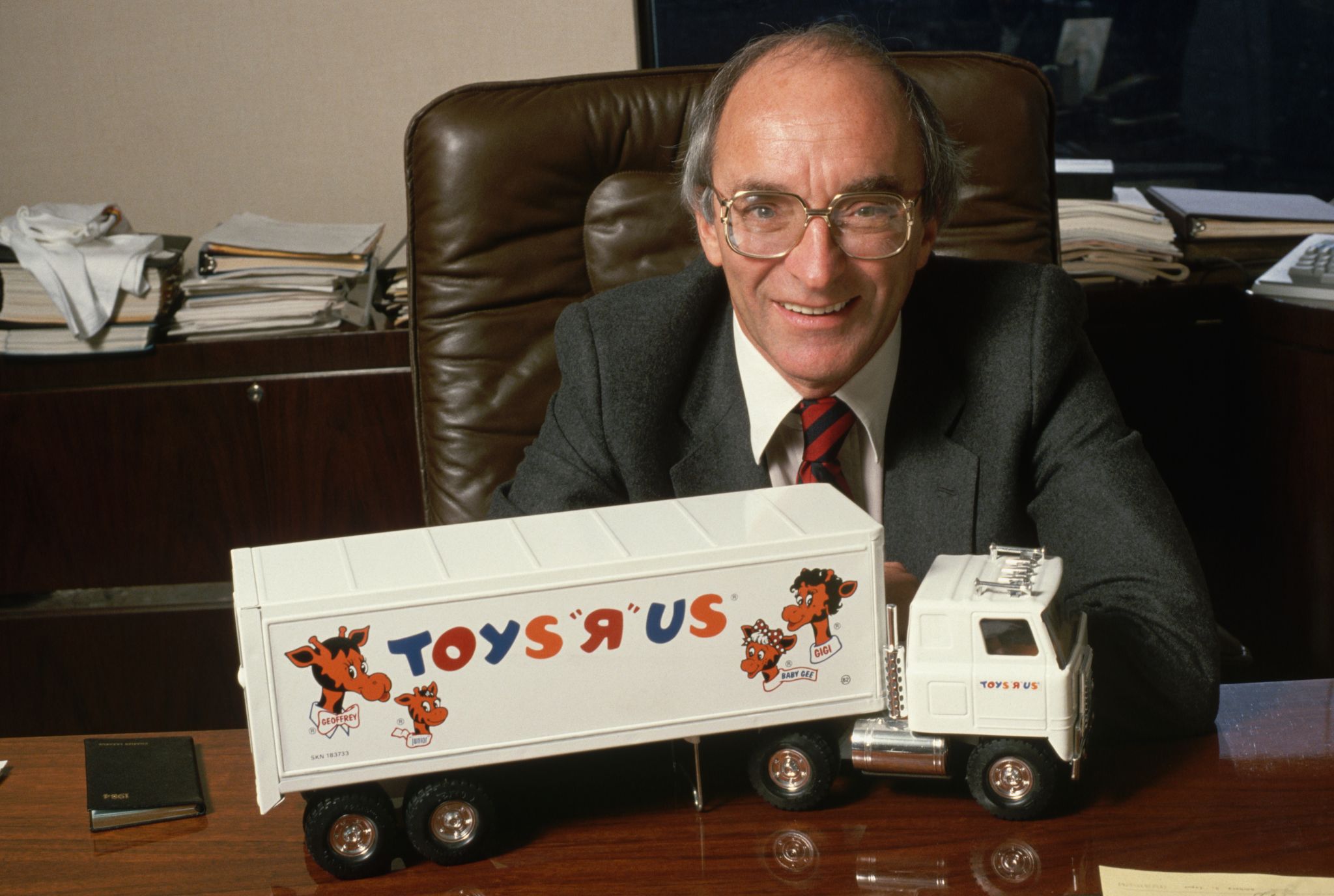 Charles Lazarus, Founder of Fading Toys 'R' Us, Dies at 94 (1)