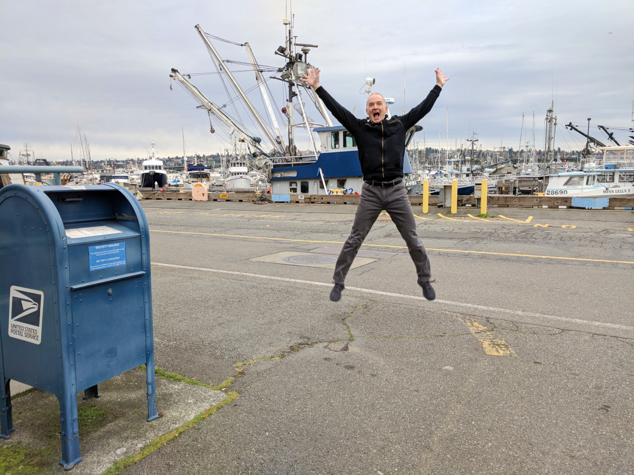 Seattle man takes selfies with every mailbox in the city