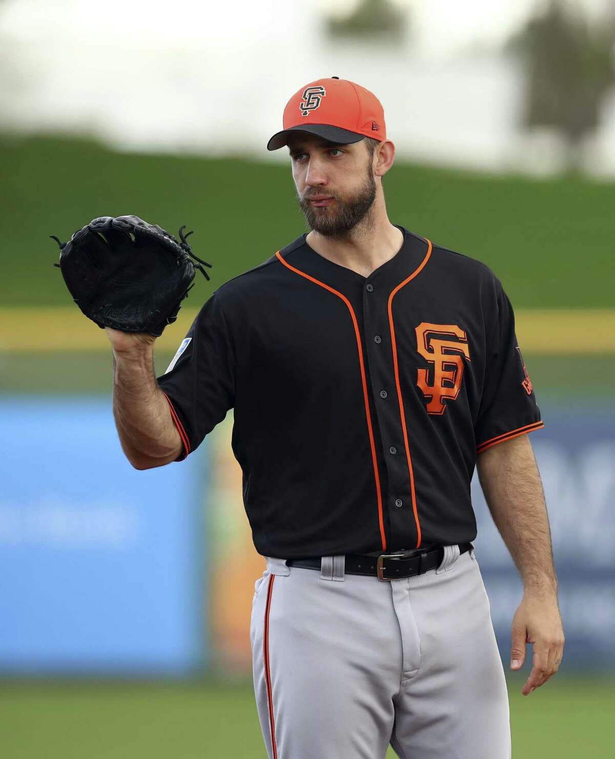 Giants’ Madison Bumgarner fractures pitching hand after being hit by ...