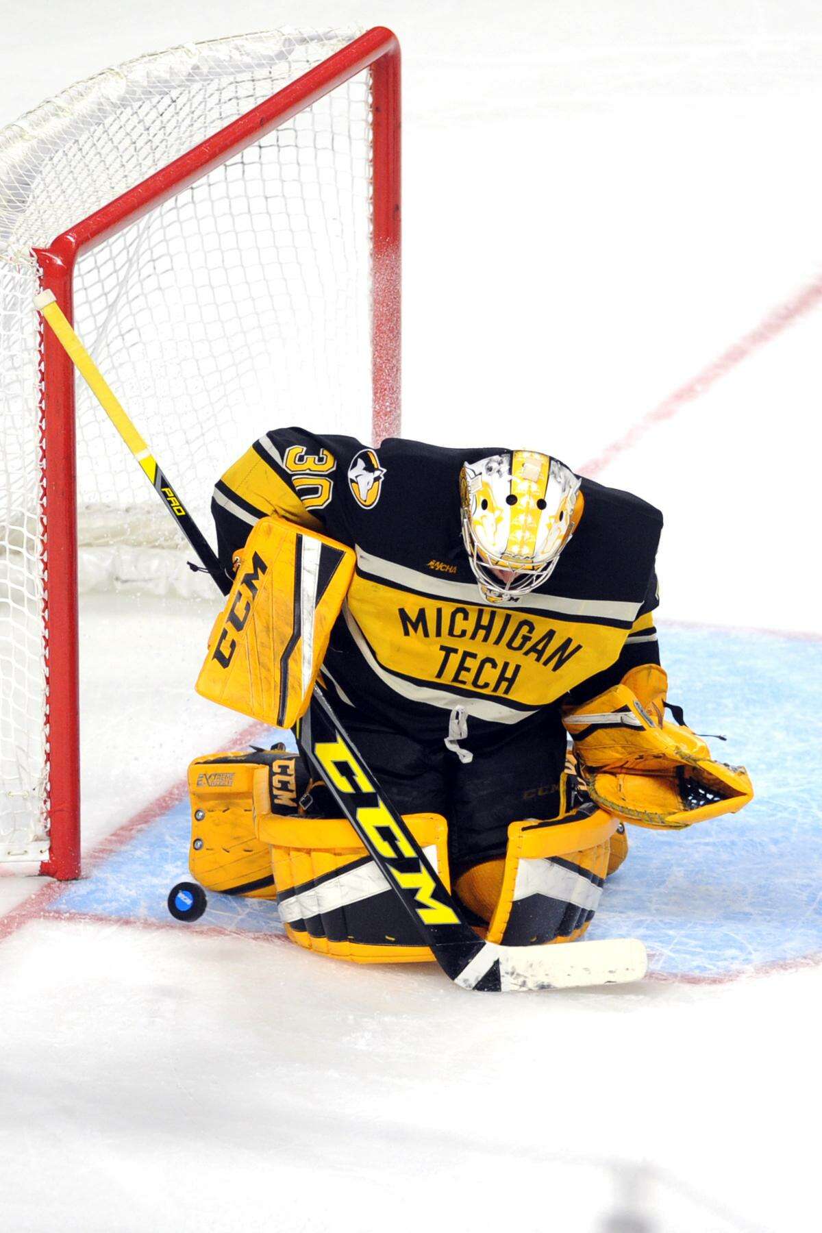 NCAA Hockey East Regional: Notre Dame survives overtime, tops Michigan Tech