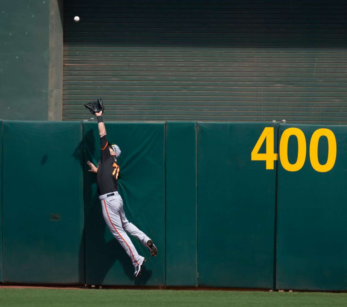 Outrageously good outfield defense helping Giants grab first place