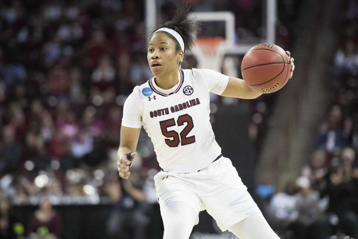 Pointing the way: Former teammates Tyasha Harris, Crystal Dangerfield ...