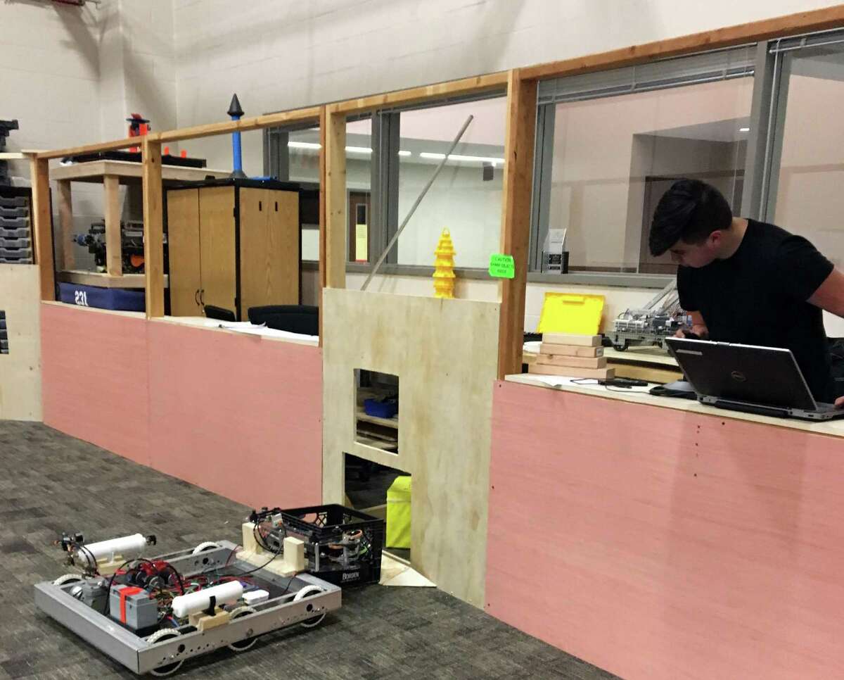 Robotics engineers open horizons for Pasadena students