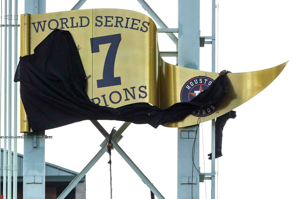 Leaf blower, brave employee save Astros' World Series banner unveiling