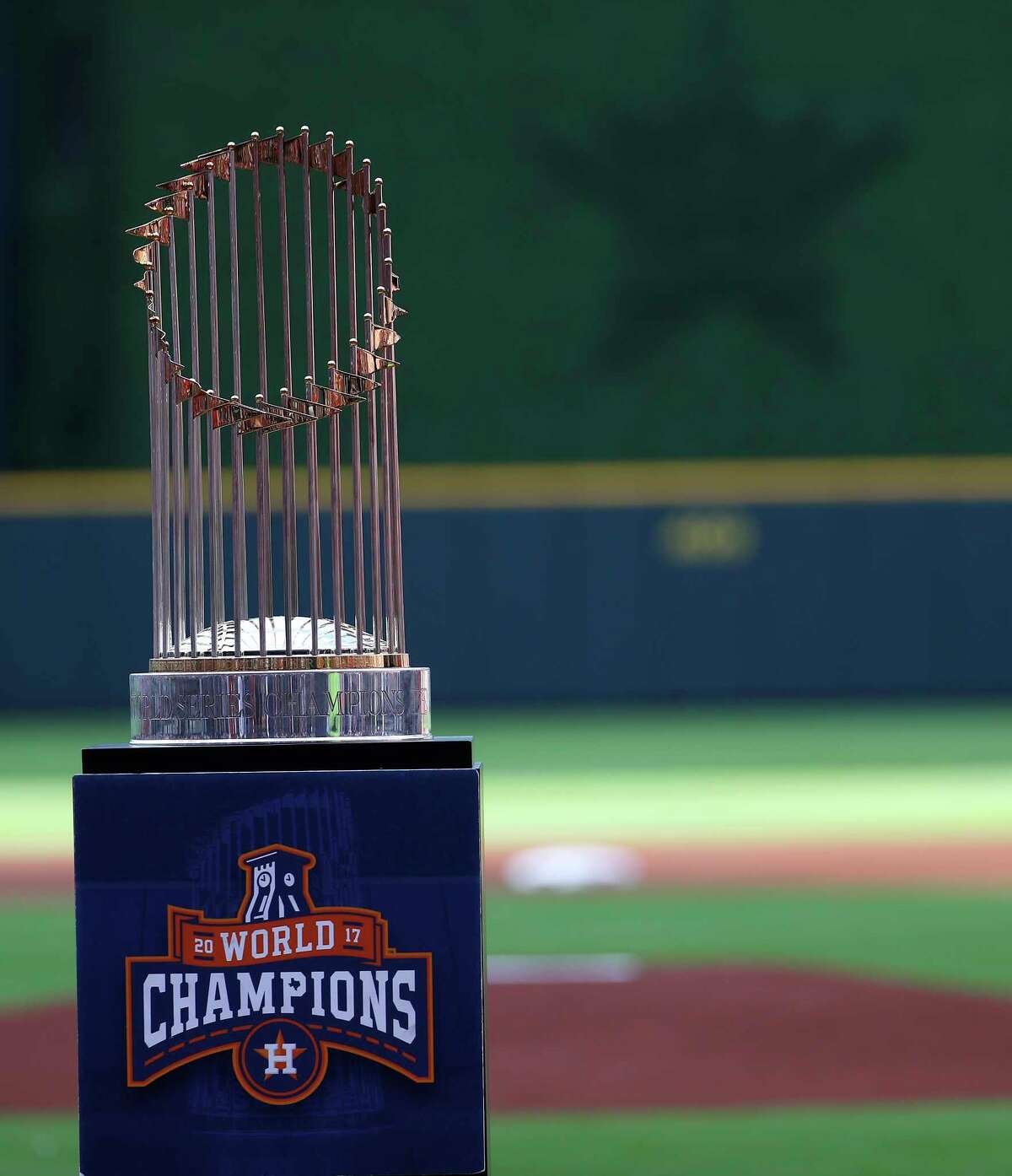 Leaf blower, brave employee save Astros' World Series banner unveiling