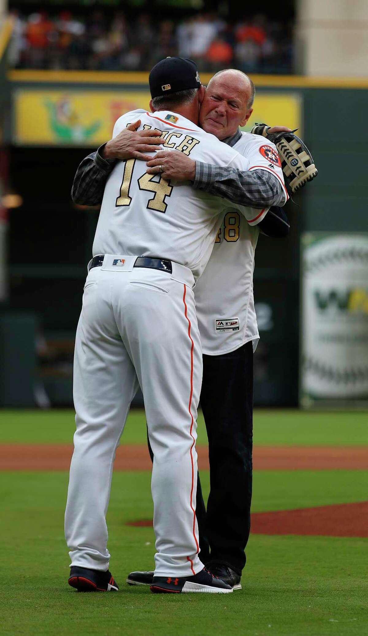 Leaf blower, brave employee save Astros' World Series banner unveiling